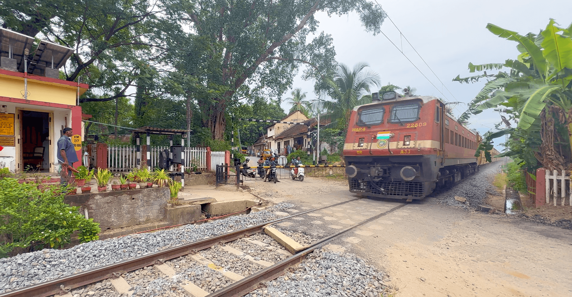 What's REALLY Happening At Vadavannur Railway Crossing | Full Railway ...